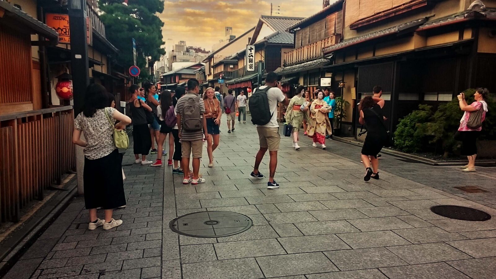 Gion is a good place – Thank you for minding your manners